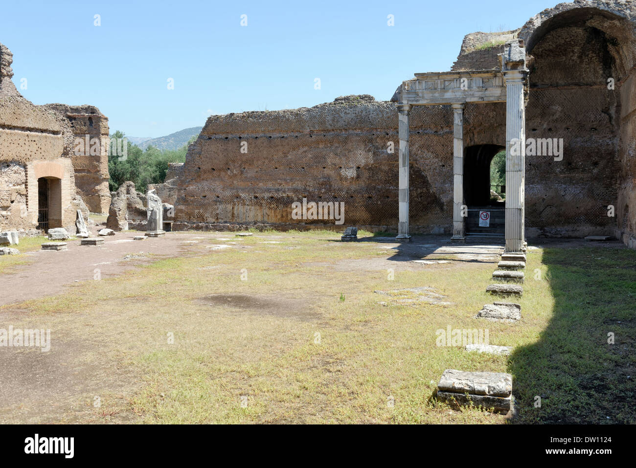 The Hall Doric Pillars or Edificio con Pilastri Dorici Villa Adriana ...