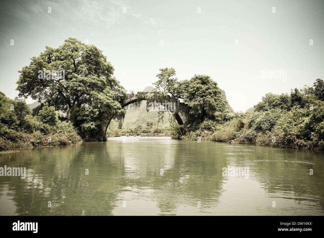 Old stone arch bridge hi-res stock photography and images - Alamy