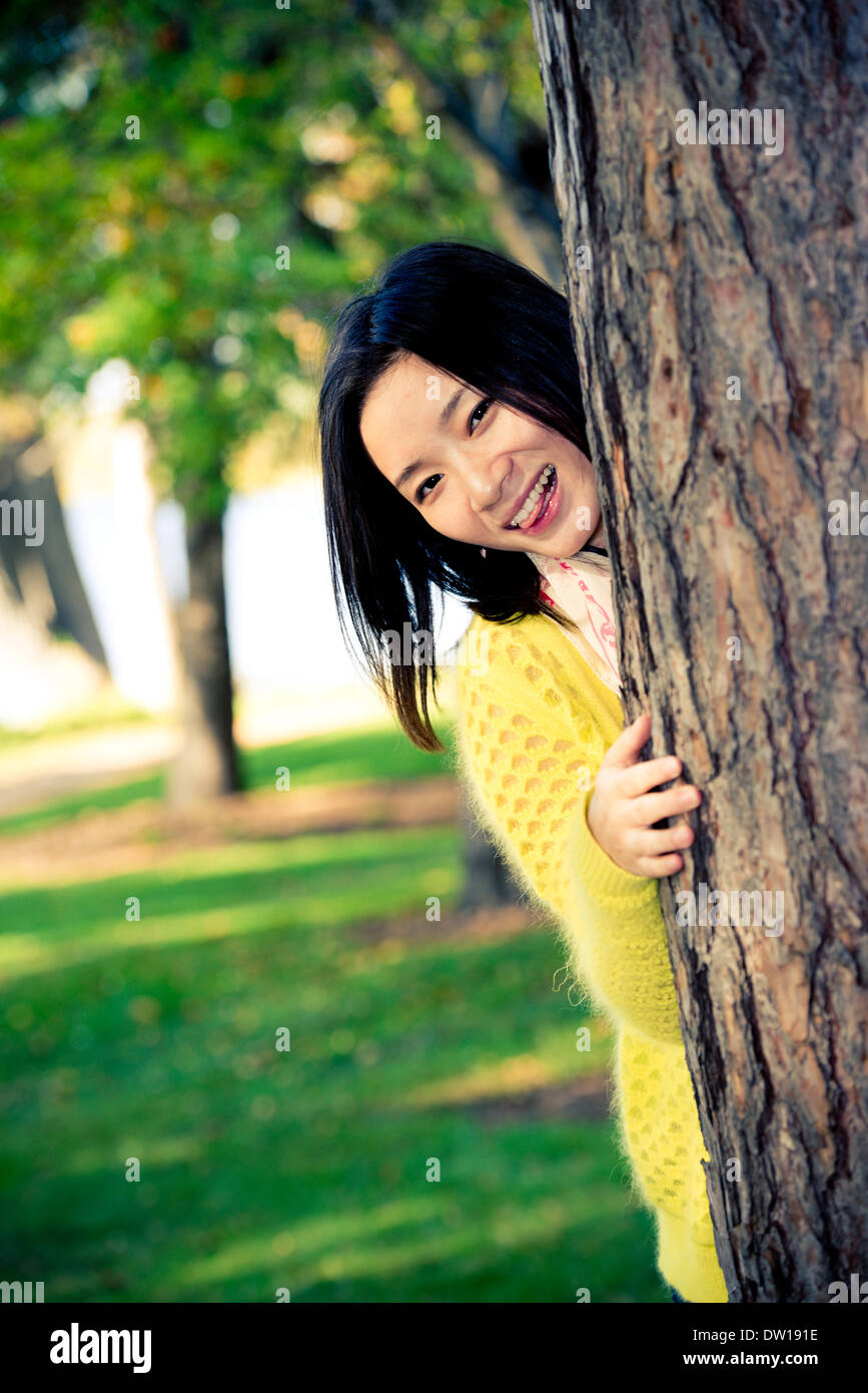 Hiding behind a tree hi-res stock photography and images - Alamy