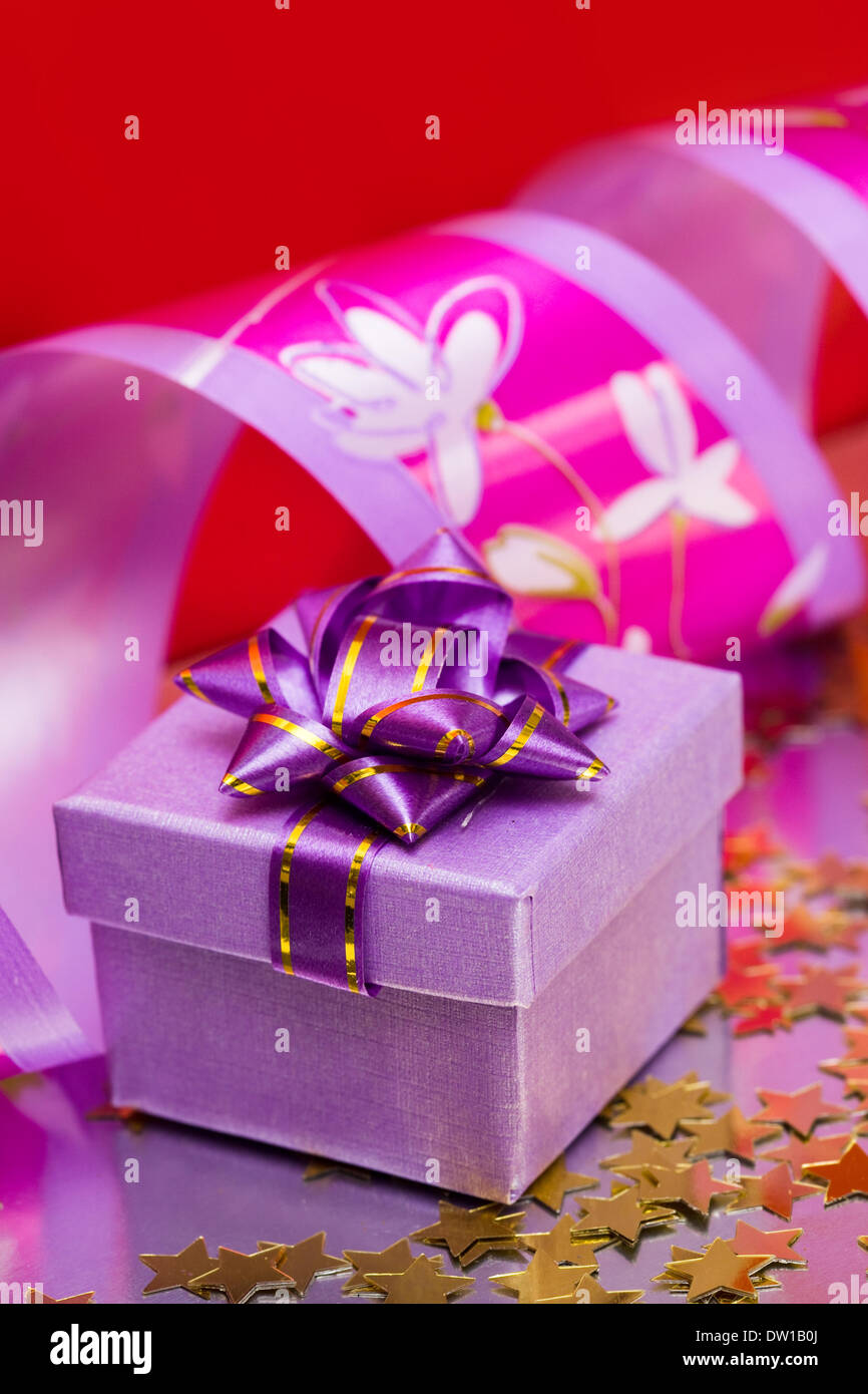 Gift box violet ribbon hi-res stock photography and images - Alamy