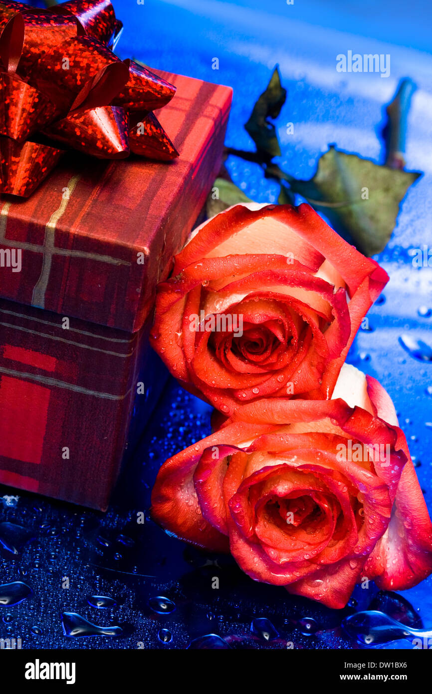gift box and red roses Stock Photo - Alamy