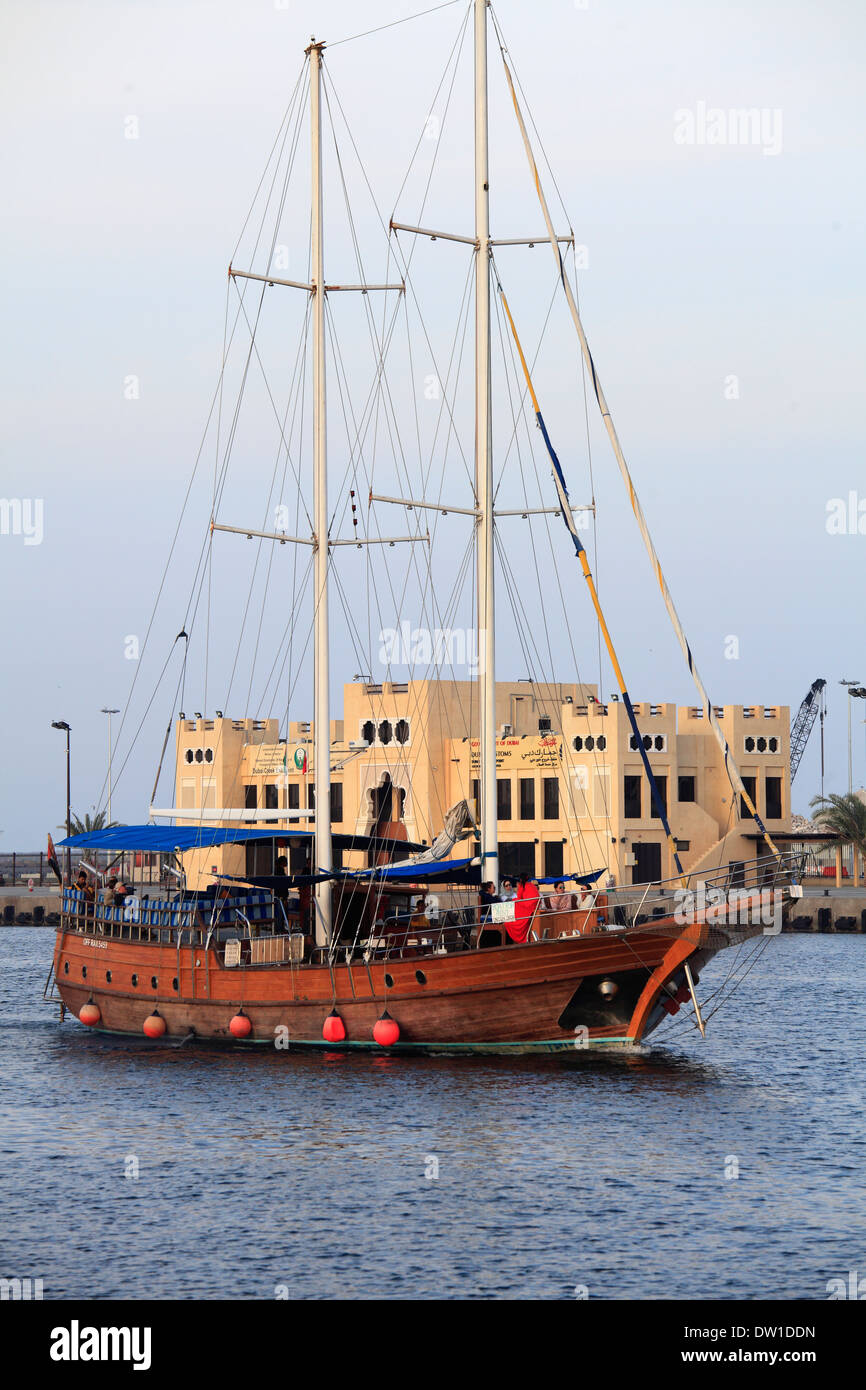 Ship building dubai hi-res stock photography and images - Alamy