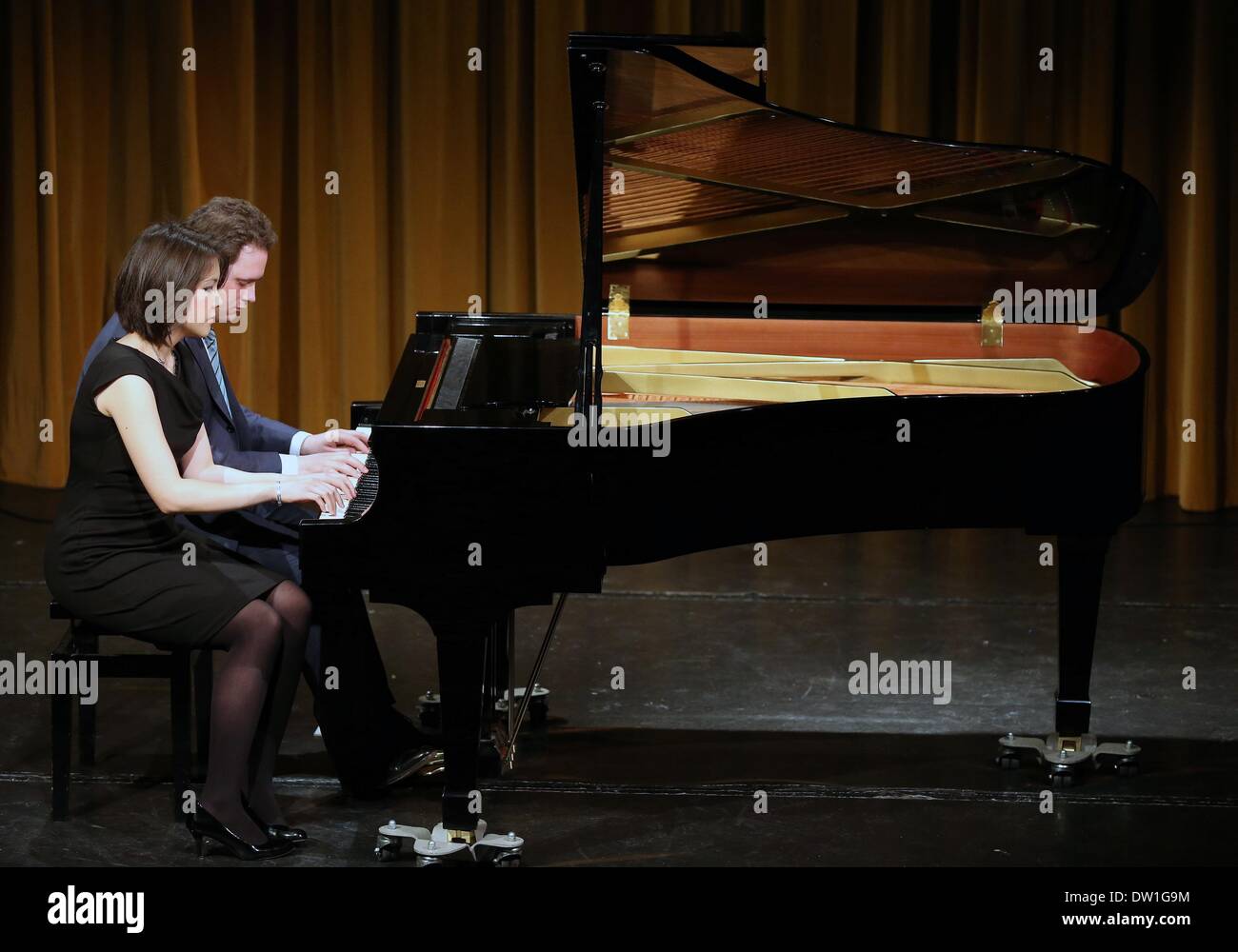 (140226) -- FRANKFURT, Feb. 26, 2014 (Xinhua) -- The four-hand jazz ...
