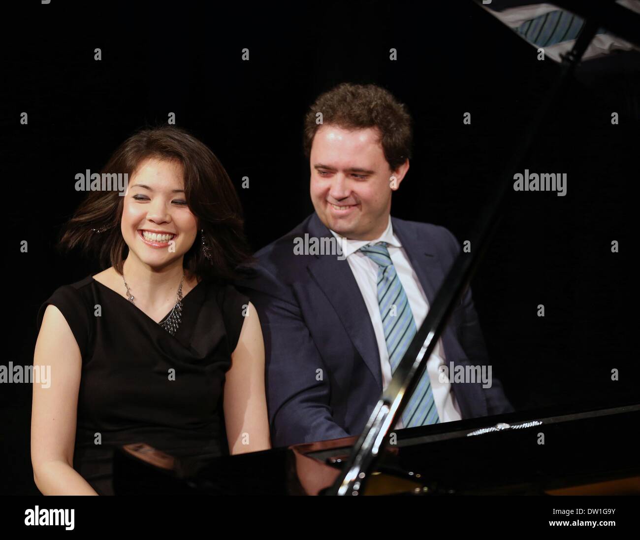 (140226) -- FRANKFURT, Feb. 26, 2014 (Xinhua) -- The four-hand jazz ...