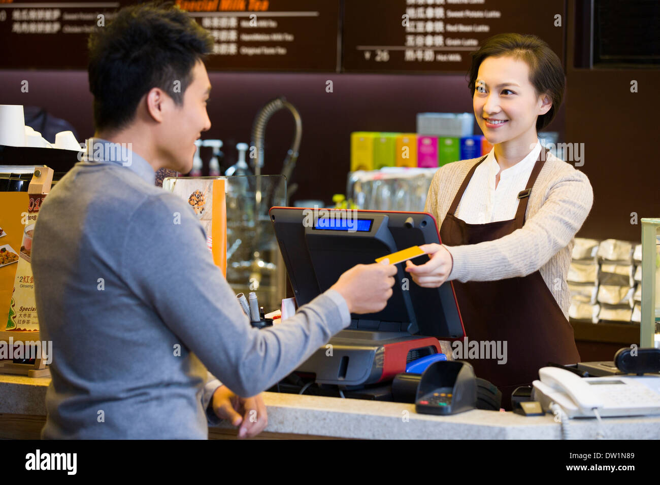 Customer paying by credit card in coffee shop Stock Photo - Alamy