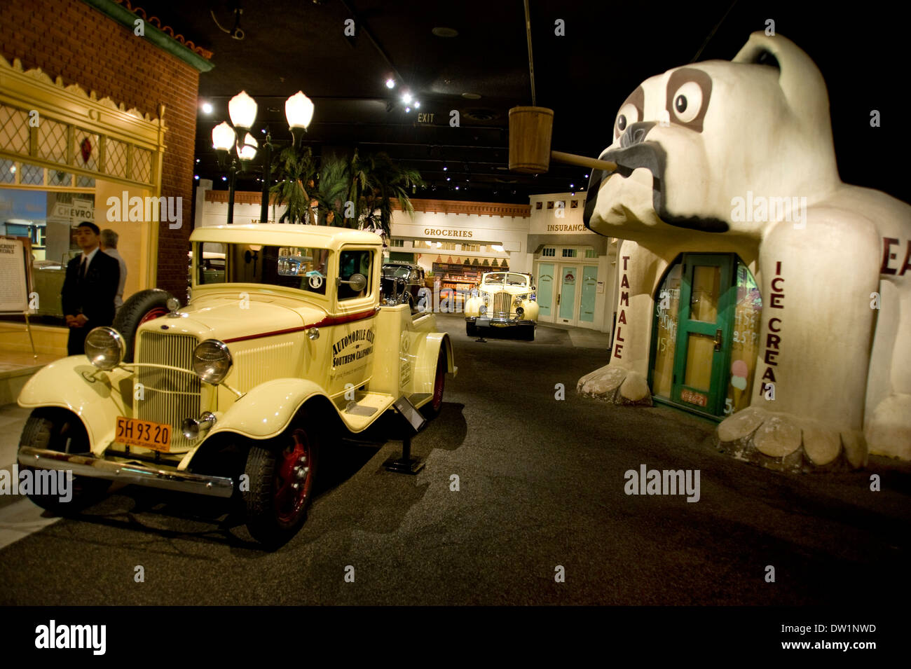 Vintage museum displays hi-res stock photography and images - Alamy