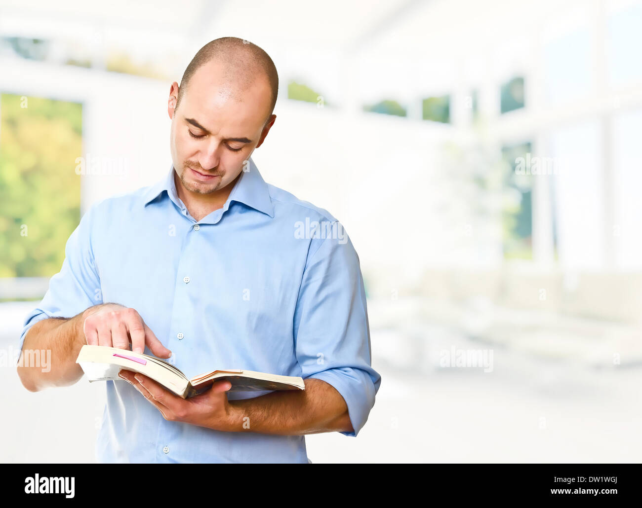 man read book Stock Photo - Alamy