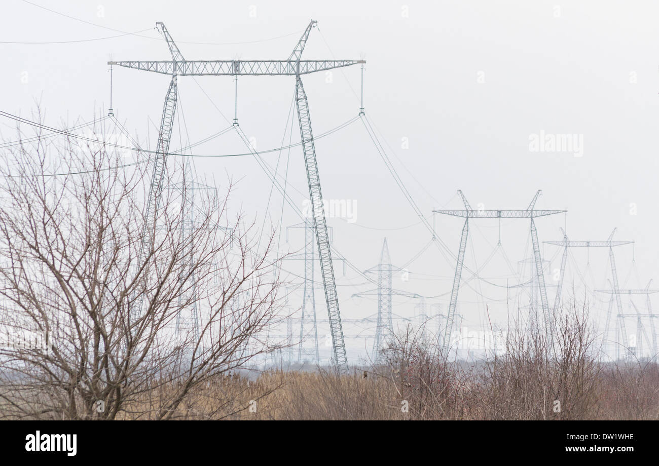 Single circuit transmission line hi-res stock photography and images ...