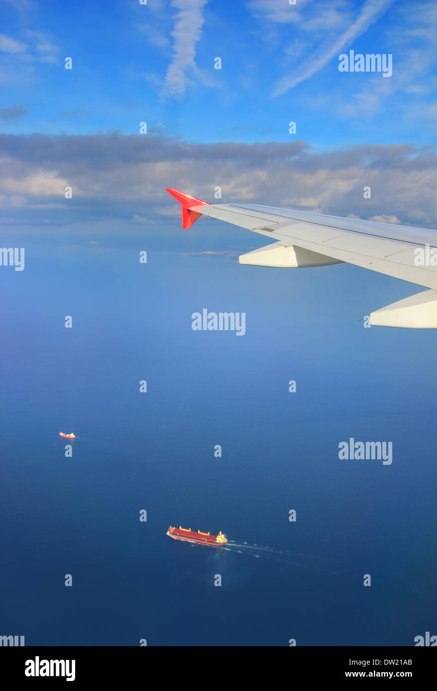 Under wing hi-res stock photography and images - Alamy