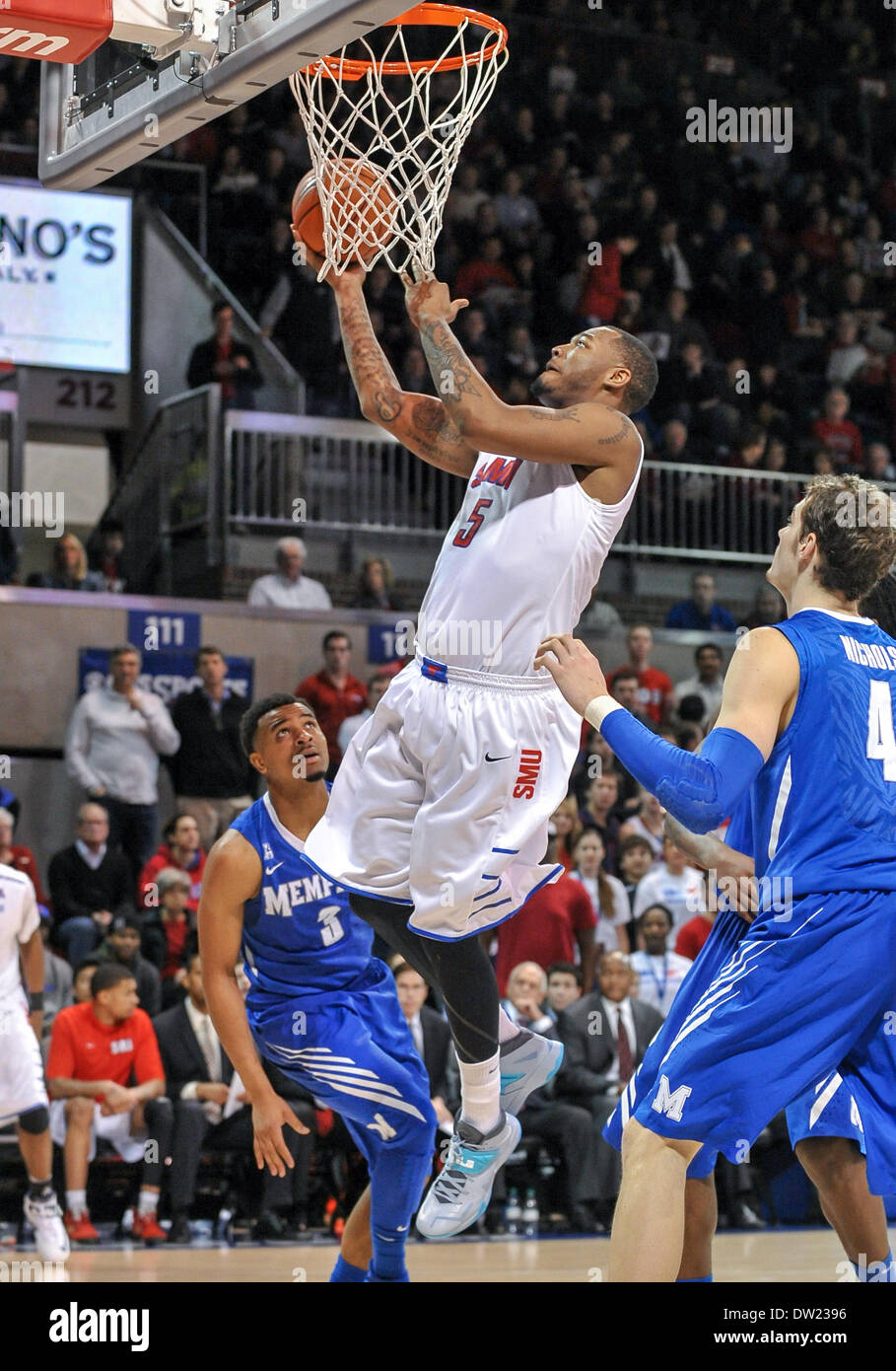 Southern Methodist Mustangs forward Markus Kennedy (5) goes up for a ...