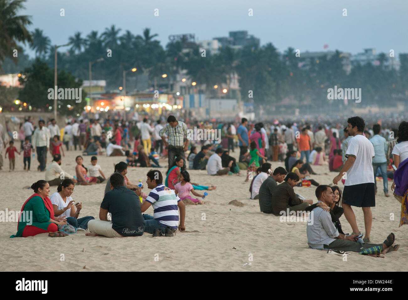 Sunday crowd to watch the sunset at Mumbai's Juhu beach Stock Photo - Alamy