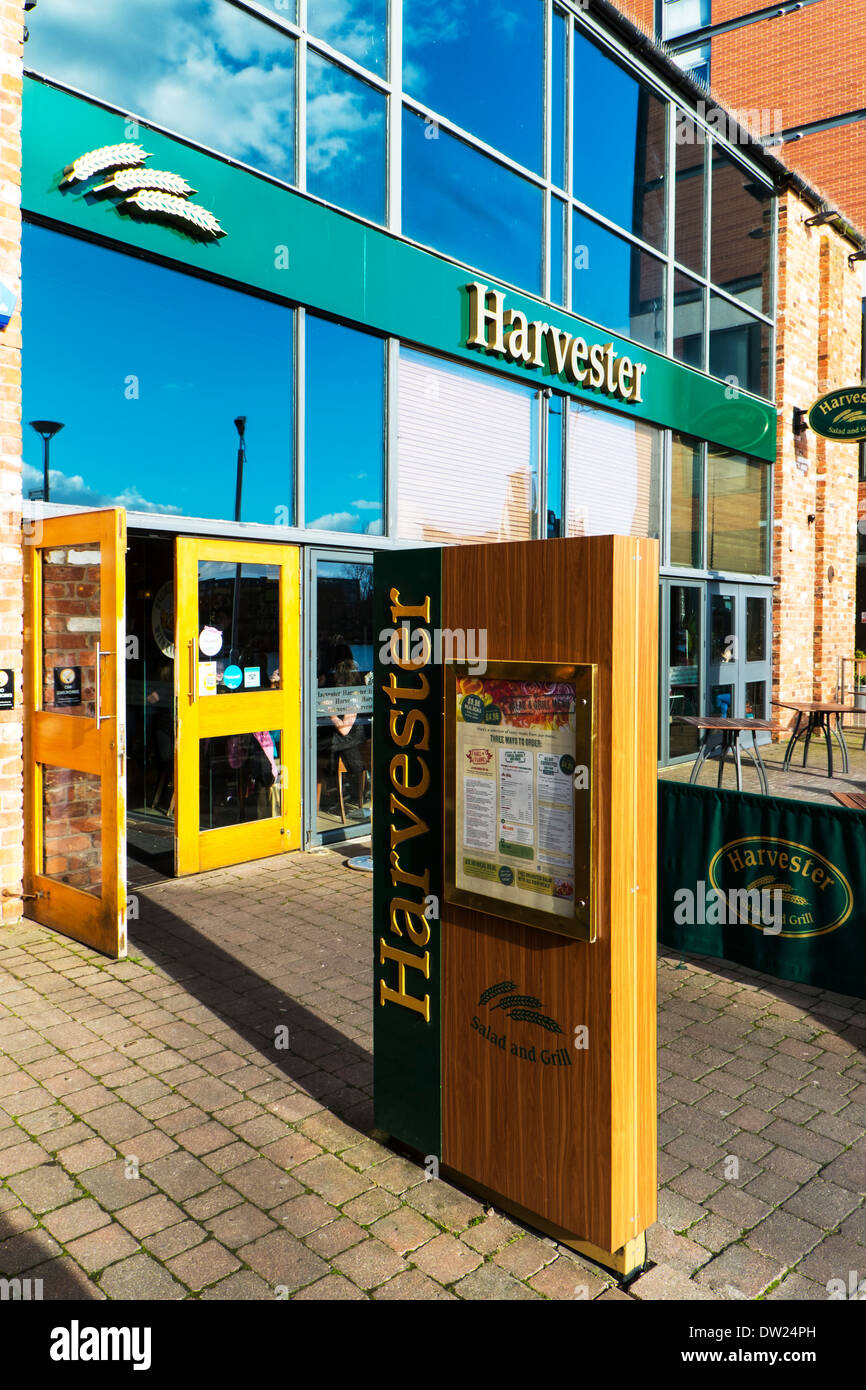 Harvester restaurant sign hi-res stock photography and images - Alamy