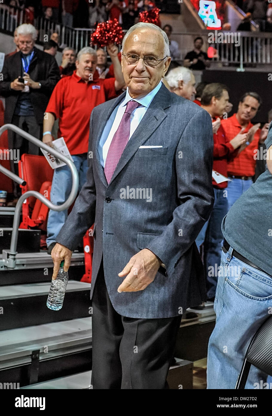 Southern Methodist Mustangs head coach Larry Brown .in an NCAA mens ...