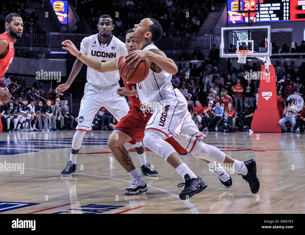 Connecticut Huskies guard Shabazz Napier (13) tries to get around ...