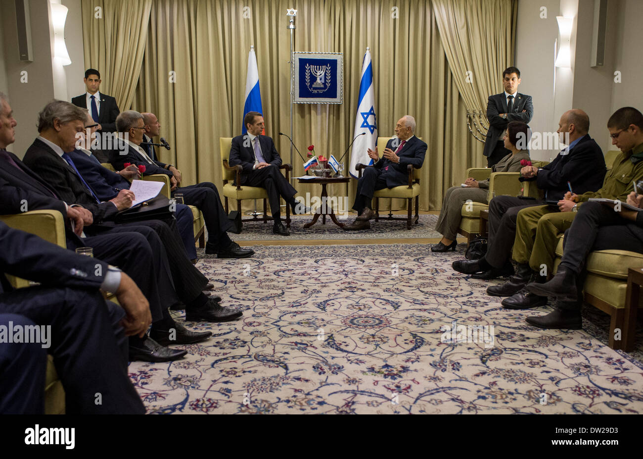 Jerusalem. 26th Feb, 2014. Israeli President Shimon Peres (C-R) meets ...