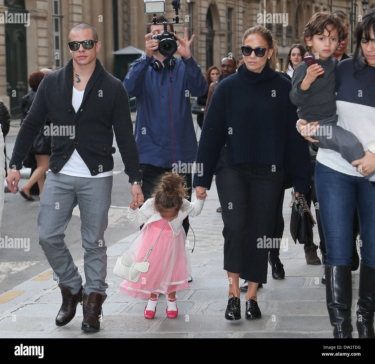 Jennifer Lopez, her boyfriend Casper Smart and her children Emme ...