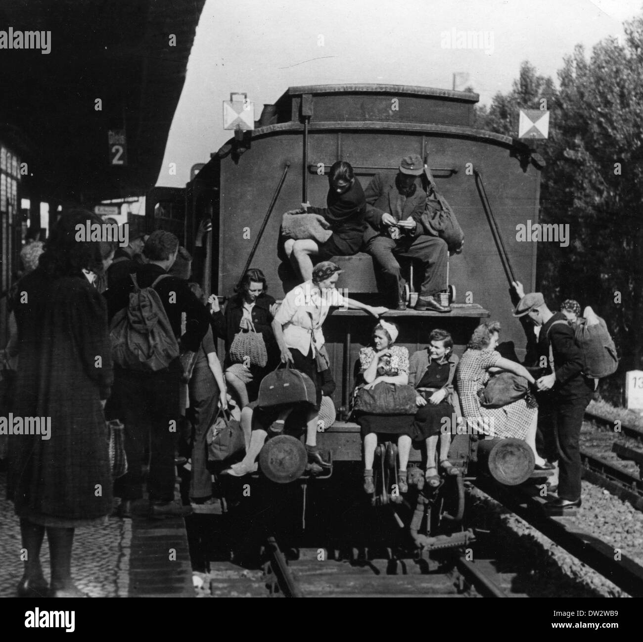 Crowd at the station in Berlin Spandau, May 1945 - People head for the ...