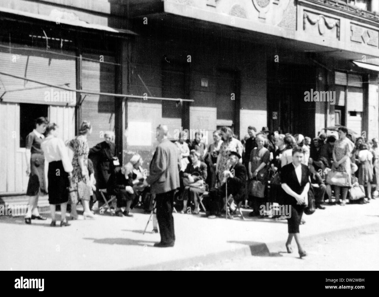 People queue for food in Berlin, May 1945. Fotoarchiv für ...