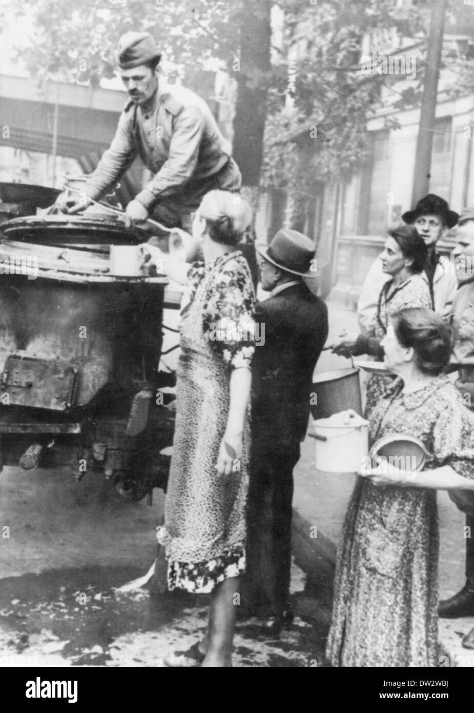 End of the war in Berlin 1945 - Soviet soldiers distribute soup to ...