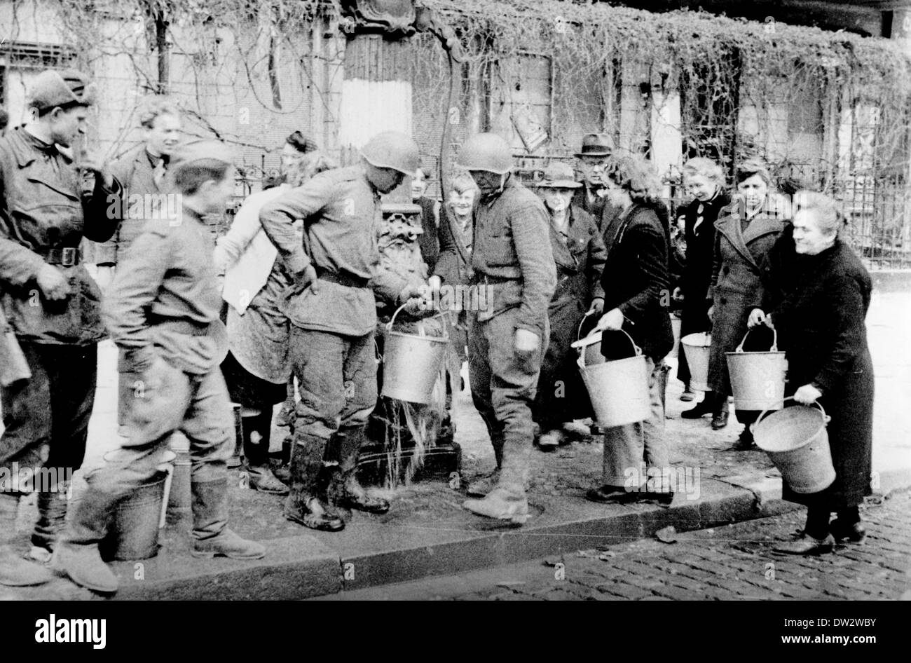 End of the war in Berlin 1945 - Occupation forces suplly the people ...
