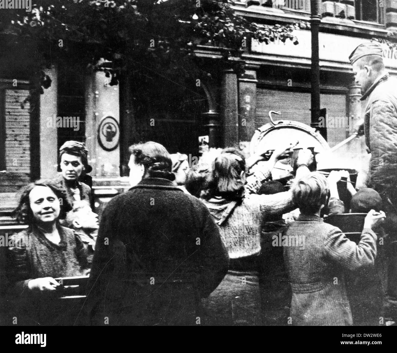 End of the war in Berlin 1945 - Soviet soldiers distribute soup to ...
