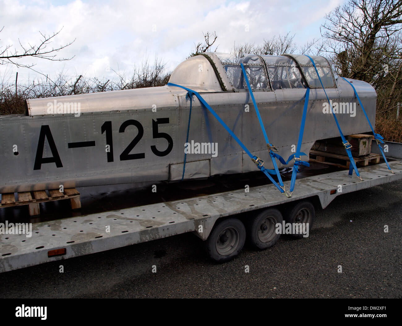 Aircraft on trailer hi-res stock photography and images - Alamy