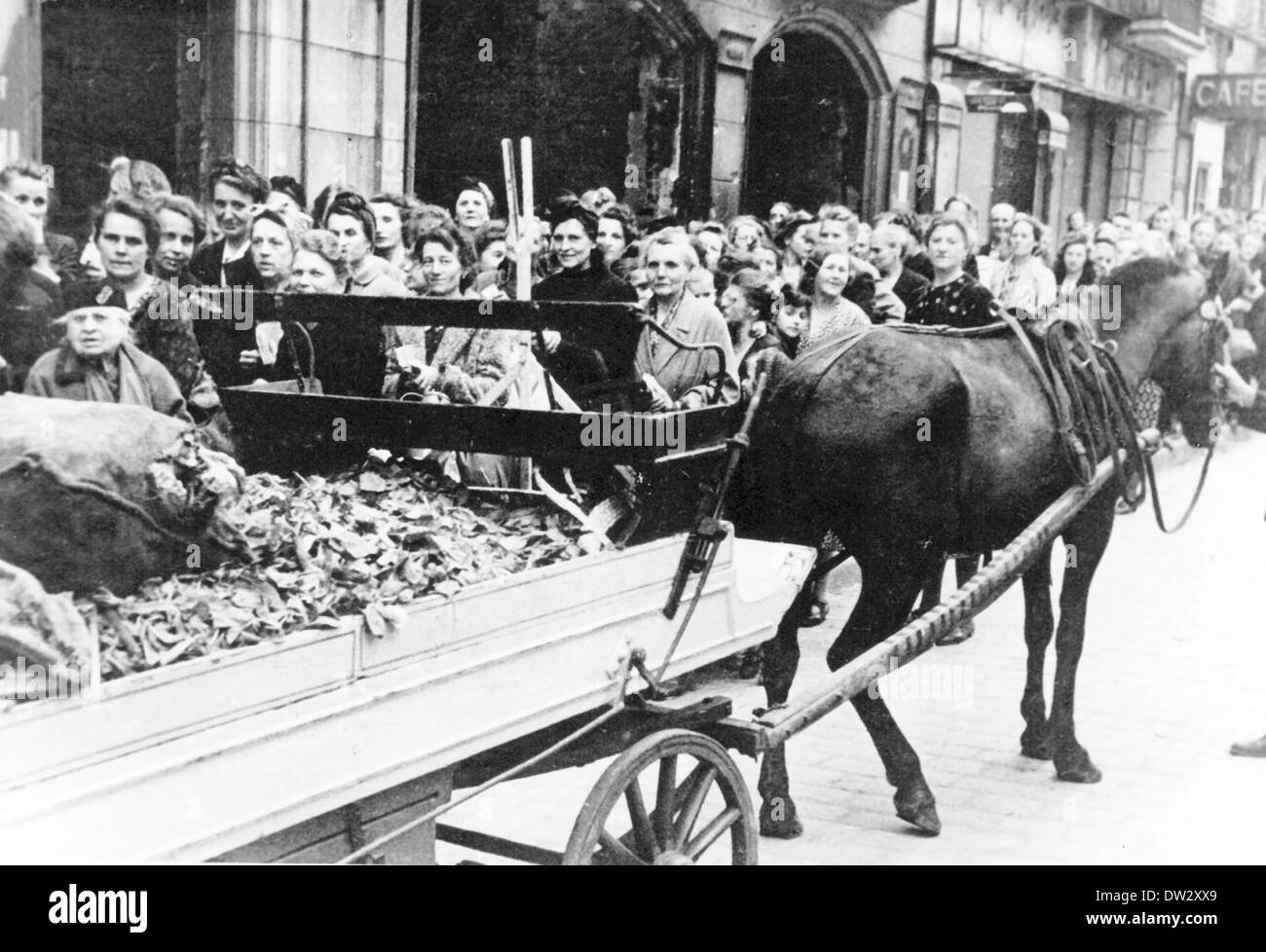 World war food queue berlin hi-res stock photography and images - Alamy