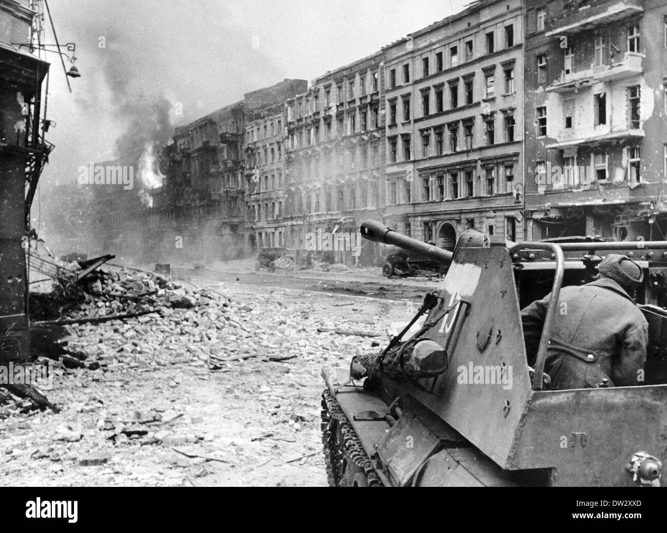End of the war 1945 - Advance of the Red Army in the streets of Berlin ...
