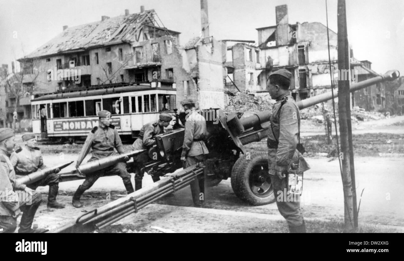 End of the war in Berlin 1945 - Advance of the Red Army with cannons in ...