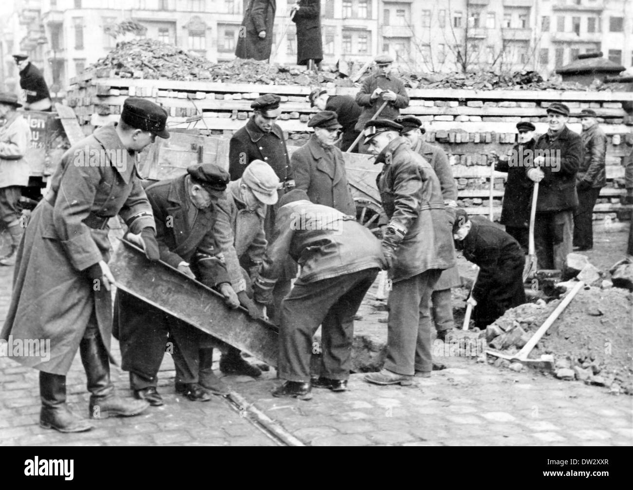 Members of the German Volkssturm unit built dragon's teeth to defend ...