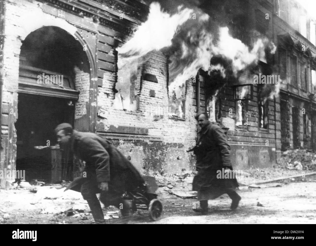 End of the war in Berlin 1945 - Advance of the Red Army in the streets ...