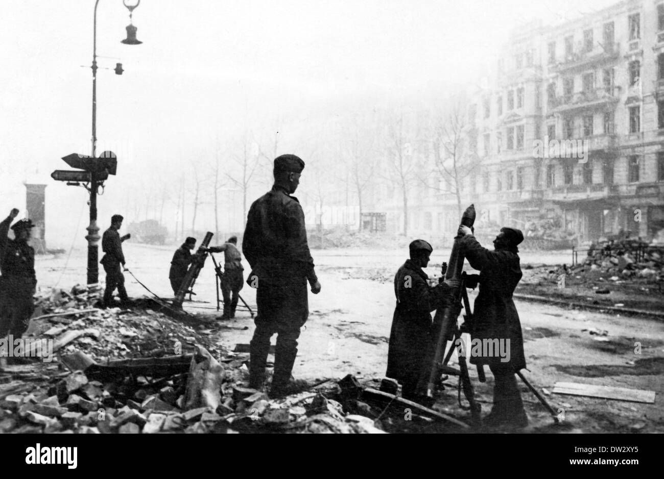 End of the war in Berlin 1945 - Advance of the Red Army in the streets ...