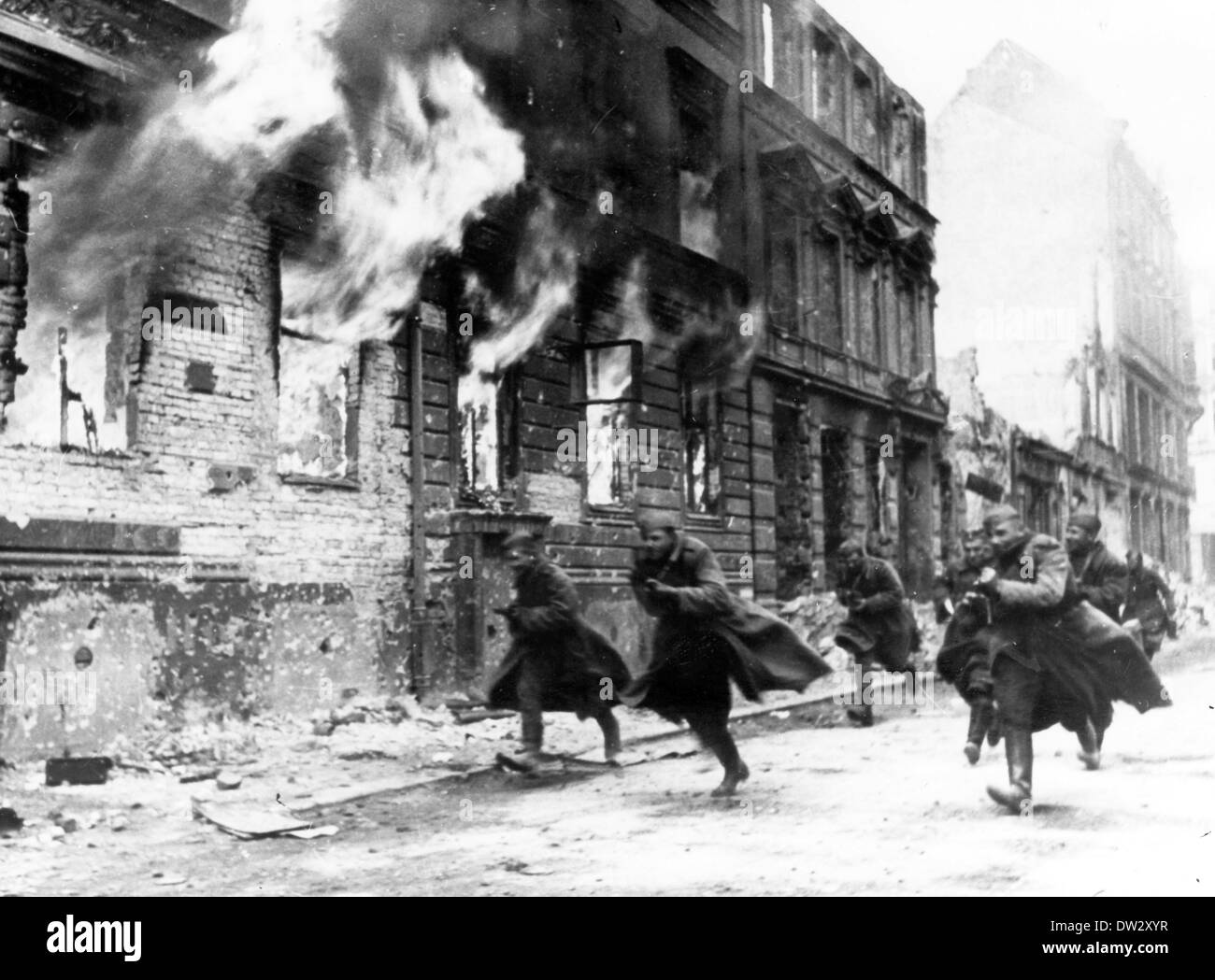 End of the war 1945 - Advance of the Red Army in the streets of Berlin ...