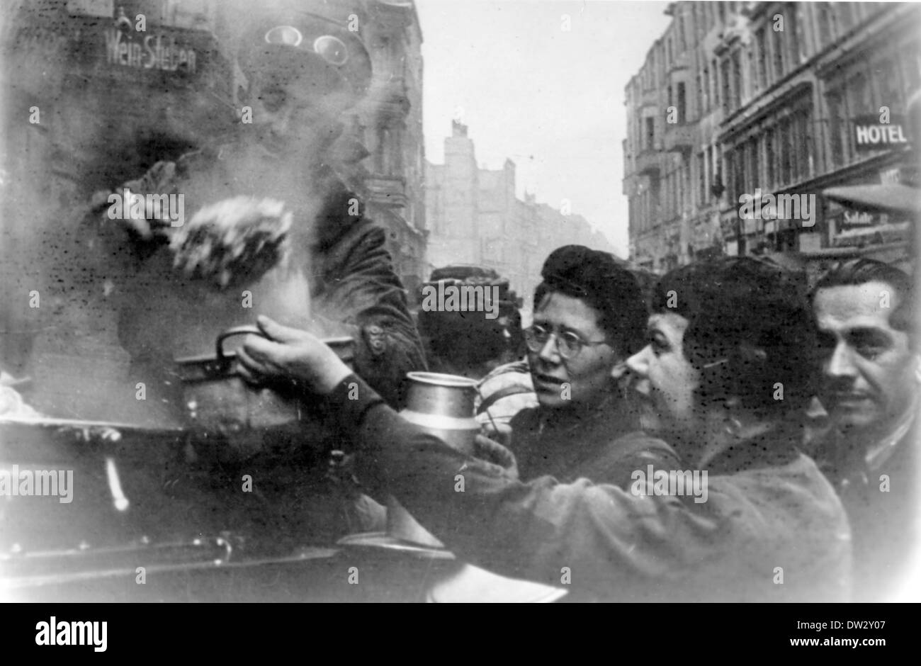 Street scene in Berlin at the end of the war 1945 - Soldiers of the red ...