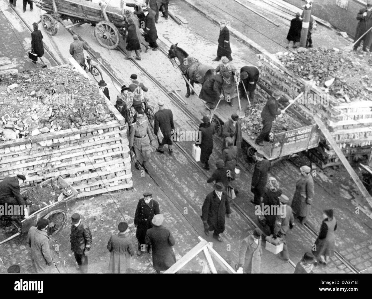 Members of the German Volkssturm built dragon's teeth to defend the ...