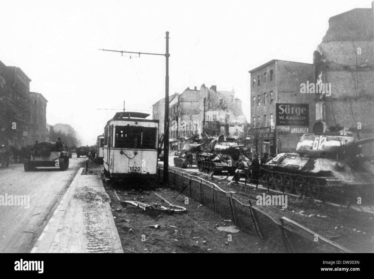 End of the war 1945 - Advance of the Red Army in the streets of Berlin ...