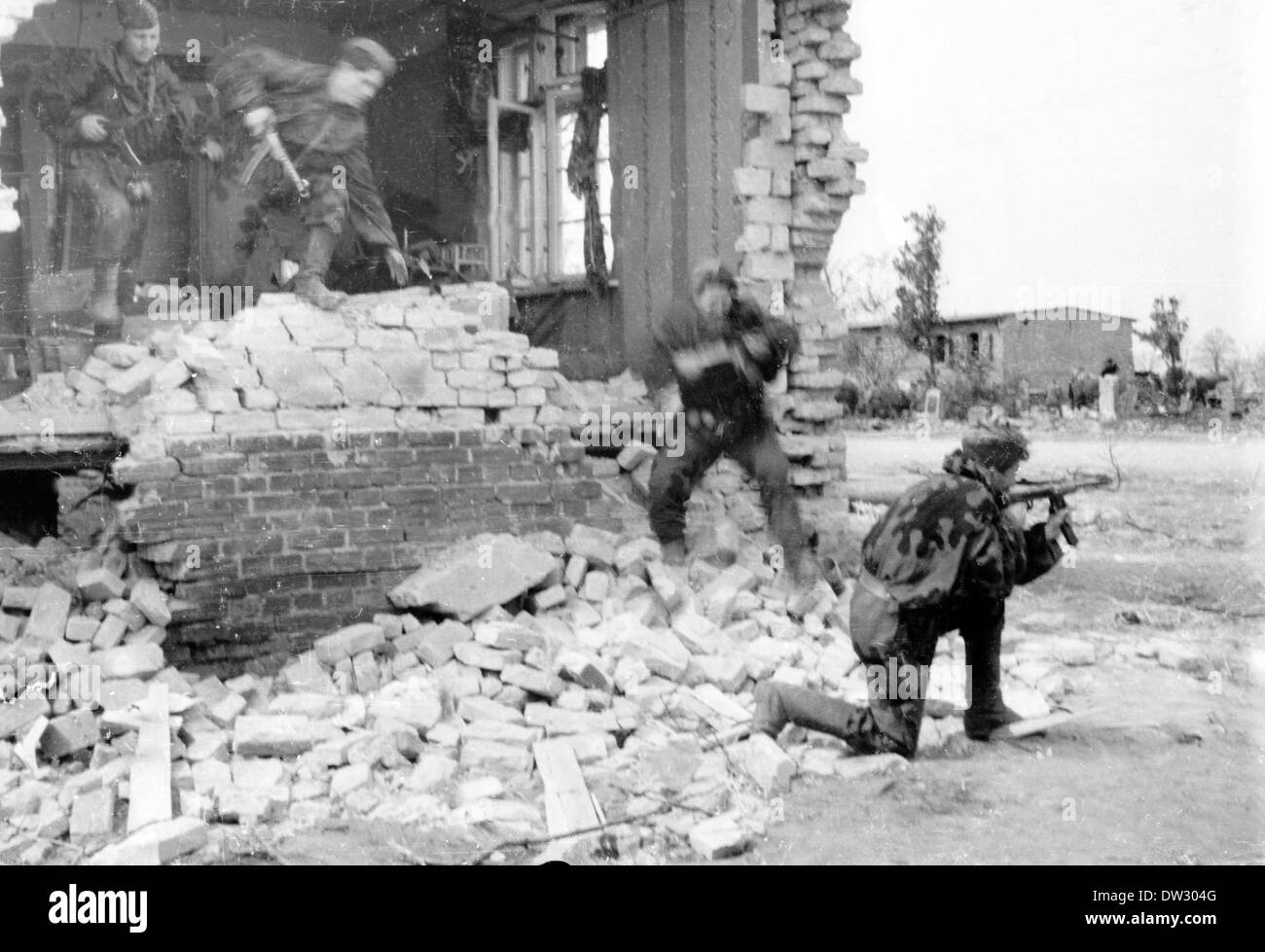 End of the war 1945 - Advance of the Red Army in the streets of Berlin ...
