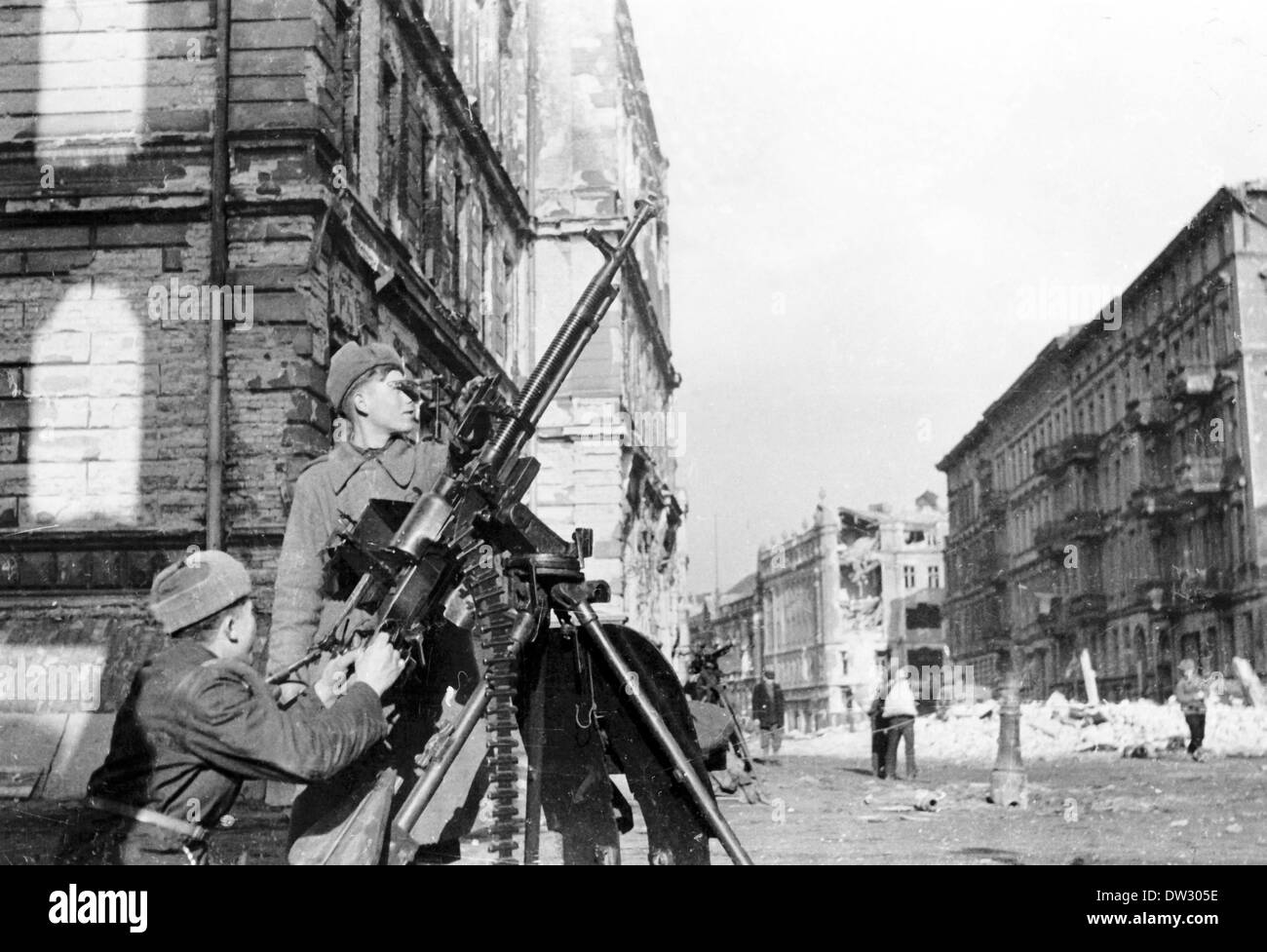 End of the war 1945 - Advance of the Red Army in the streets of Berlin ...
