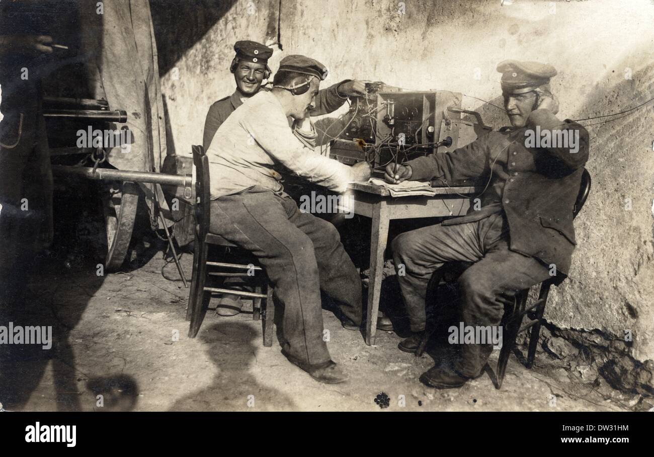 The field postcard from 1918 shows German soldiers sitting at a table ...