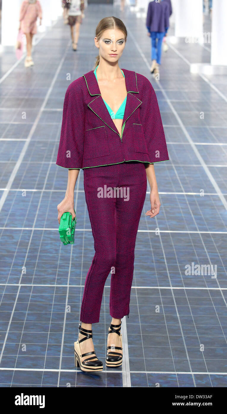 Model Paris Fashion Week Spring/Summer 2013 - Chanel - Catwalk ...