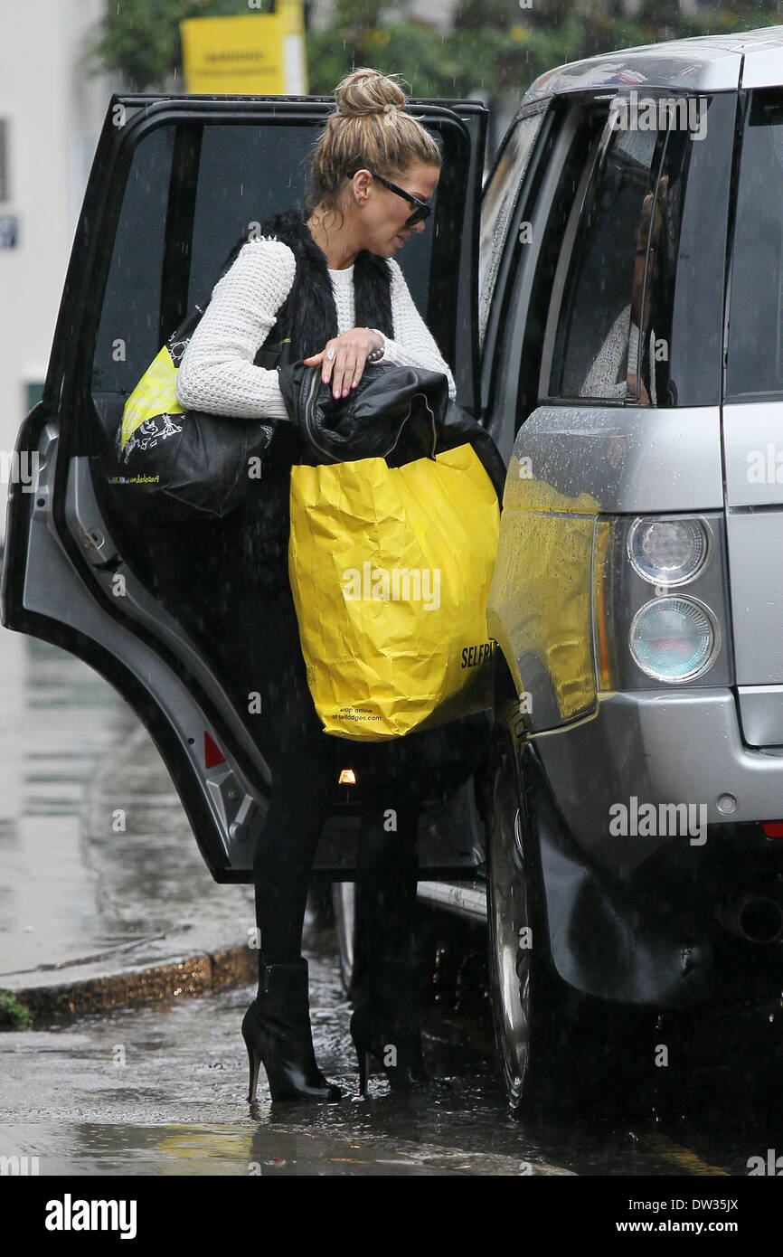 Sarah Harding caught in rain storm near her home in Primrose Hill ...