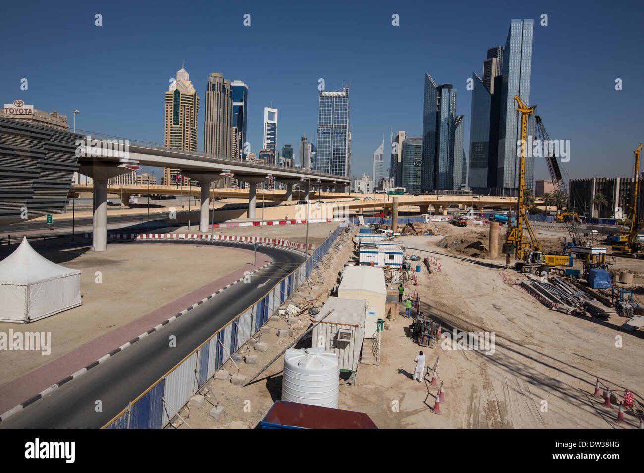 Dubai infrastructure building construction hi-res stock photography and ...
