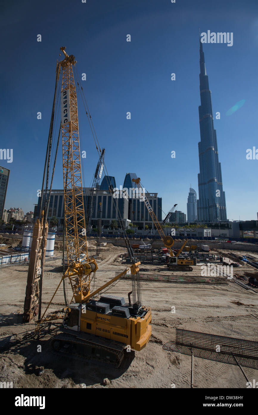 Dubai infrastructure building construction hi-res stock photography and ...