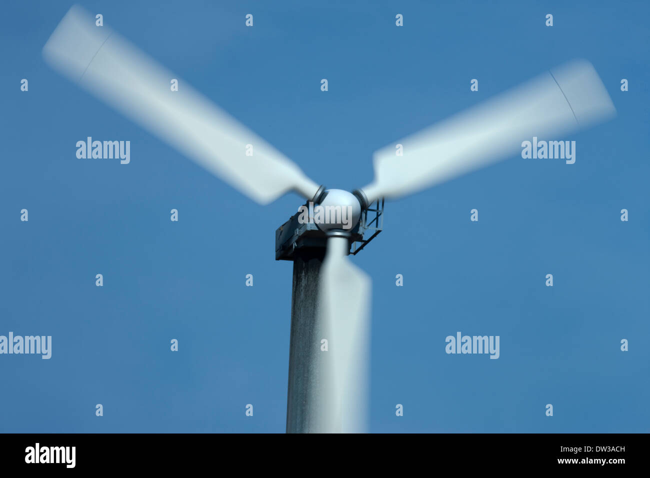 ROTATING BLADES WIND TURBINE ALTAMONT PASS POWER PLANT CALIFORNIA USA ...