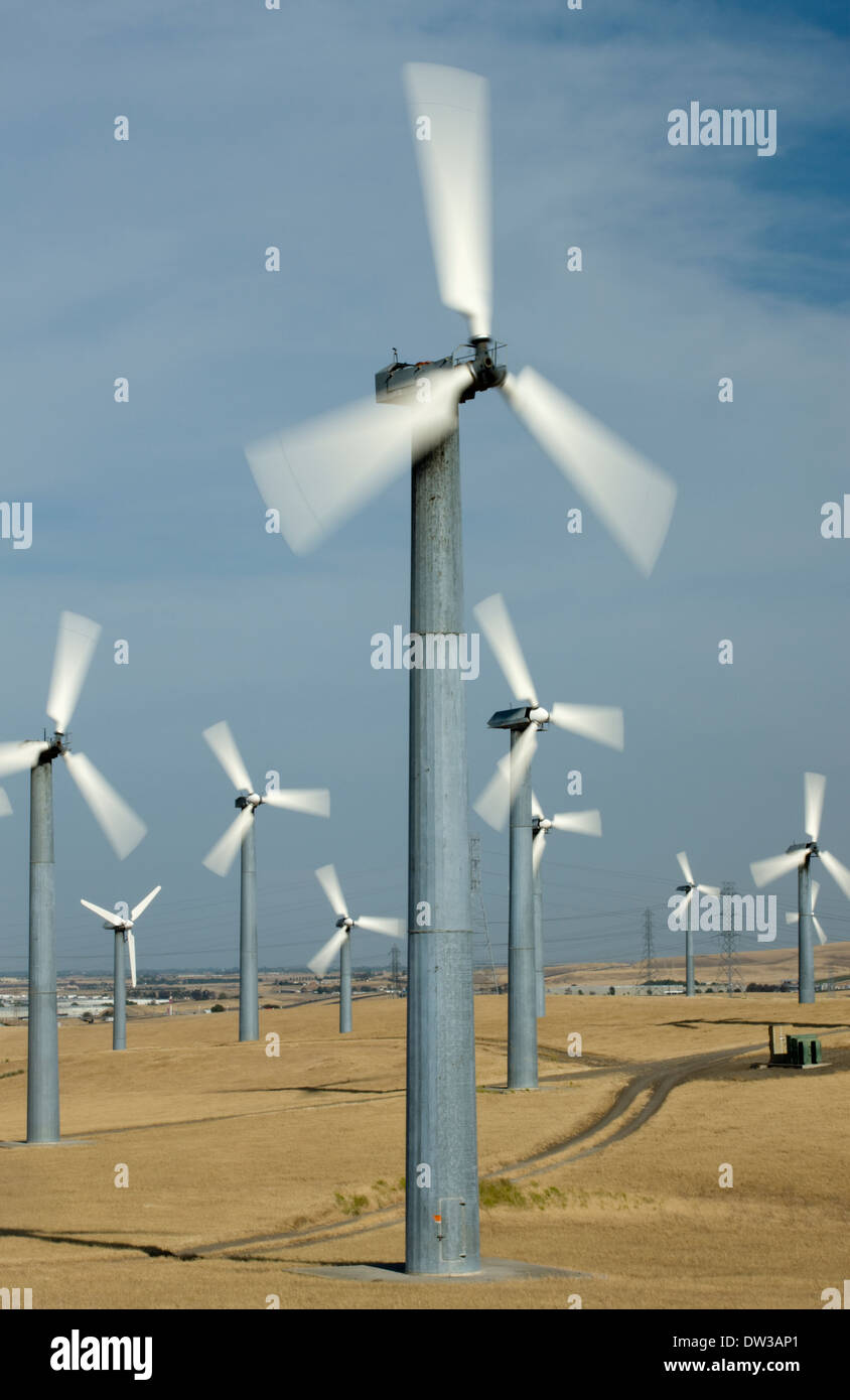 ROTATING BLADES WIND TURBINE ALTAMONT PASS POWER PLANT CALIFORNIA USA ...
