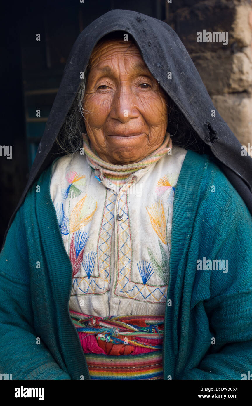 Elderly peru woman hi-res stock photography and images - Alamy