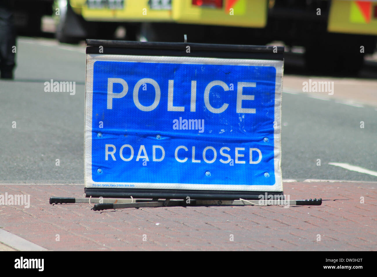 Police road closed sign hi-res stock photography and images - Alamy