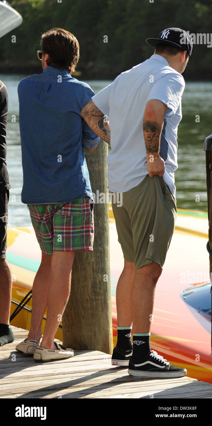 Scott Disick and Robert Kardashian go for a boat ride in Los Angeles ...