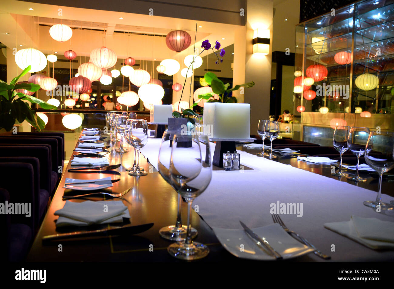 table setting in restaurant Stock Photo - Alamy