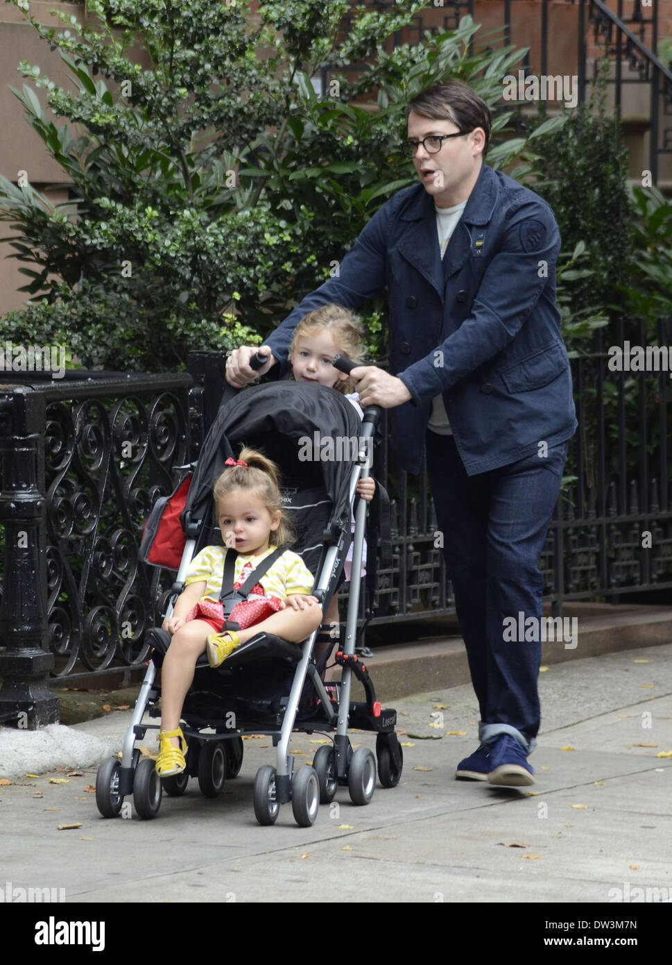 Matthew Broderick walking his daughters Tabitha and Marion to school ...